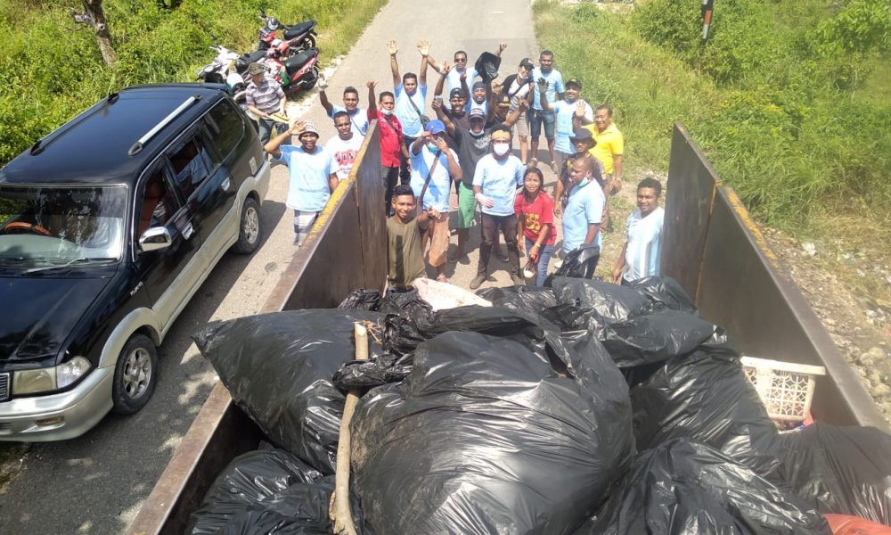 Pemuda GMIT Perangi Sampah di Jalur 40 – PENA TIMOR