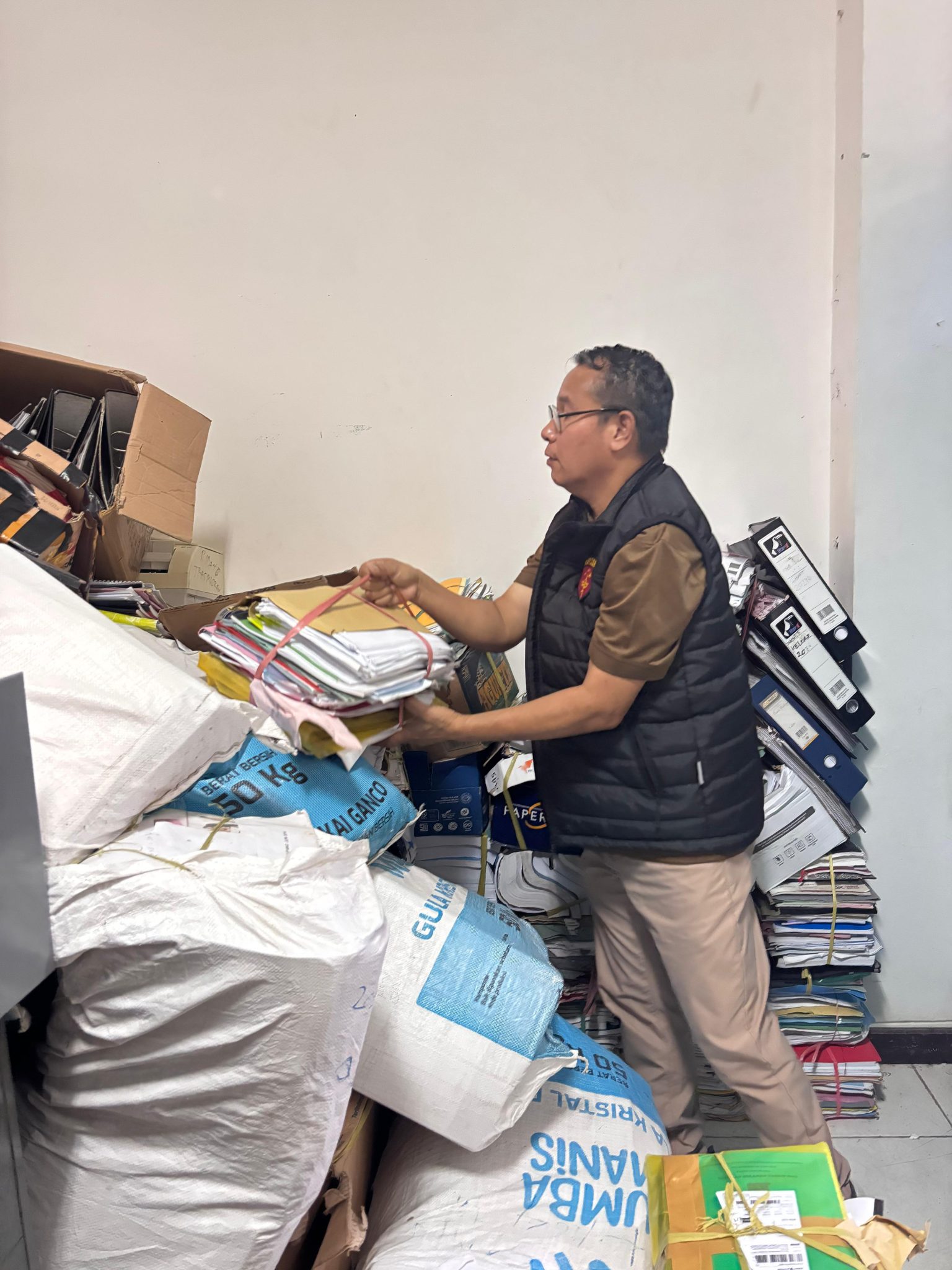 Penyidik Pidsus Kejati NTT Geledah Kantor Dinas Koperasi, Sita 100 ...