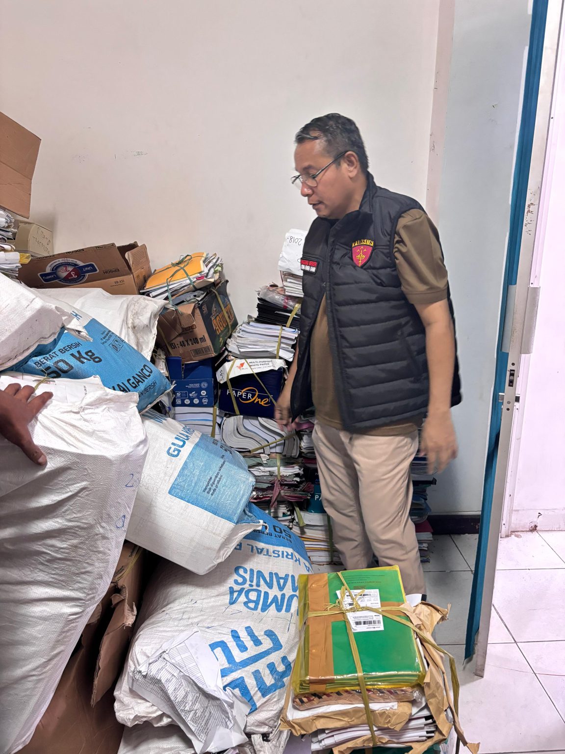 Penyidik Pidsus Kejati NTT Geledah Kantor Dinas Koperasi, Sita 100 ...