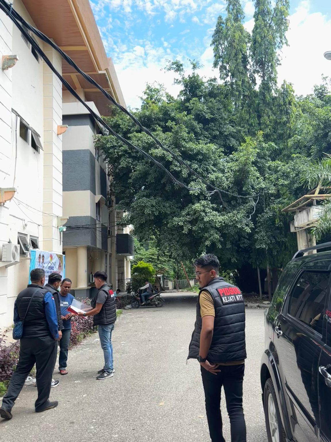 Penyidik Pidsus Kejati NTT Geledah Kantor Dinas Koperasi, Sita 100 ...
